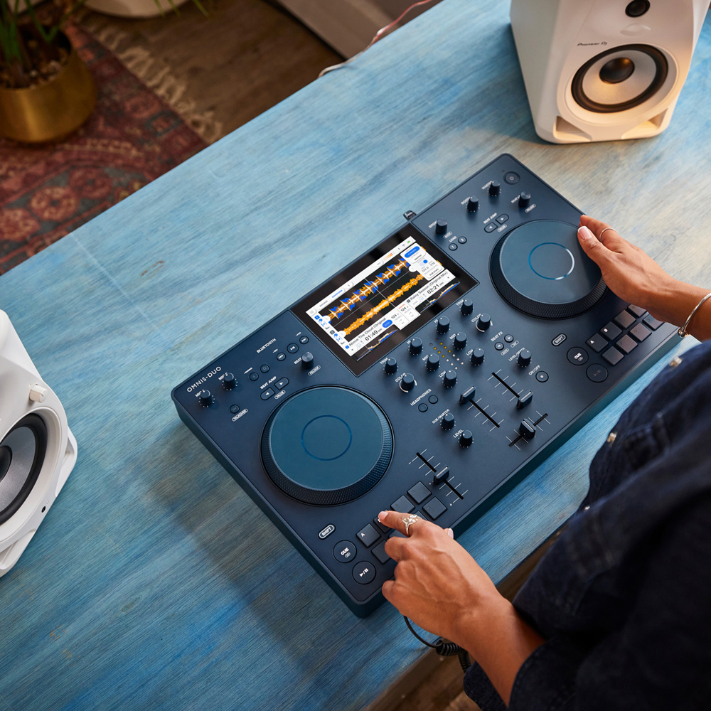 AlphaTheta Omnis Duo, Battery Powered Standalone DJ Controller with ...